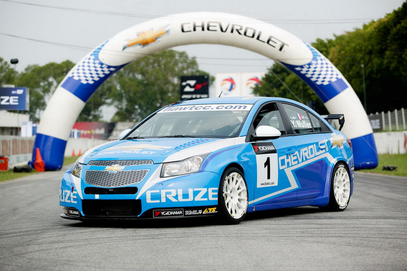 Chevrolet Rolls Out 2011 Cruze BTCC Racer | Carscoops