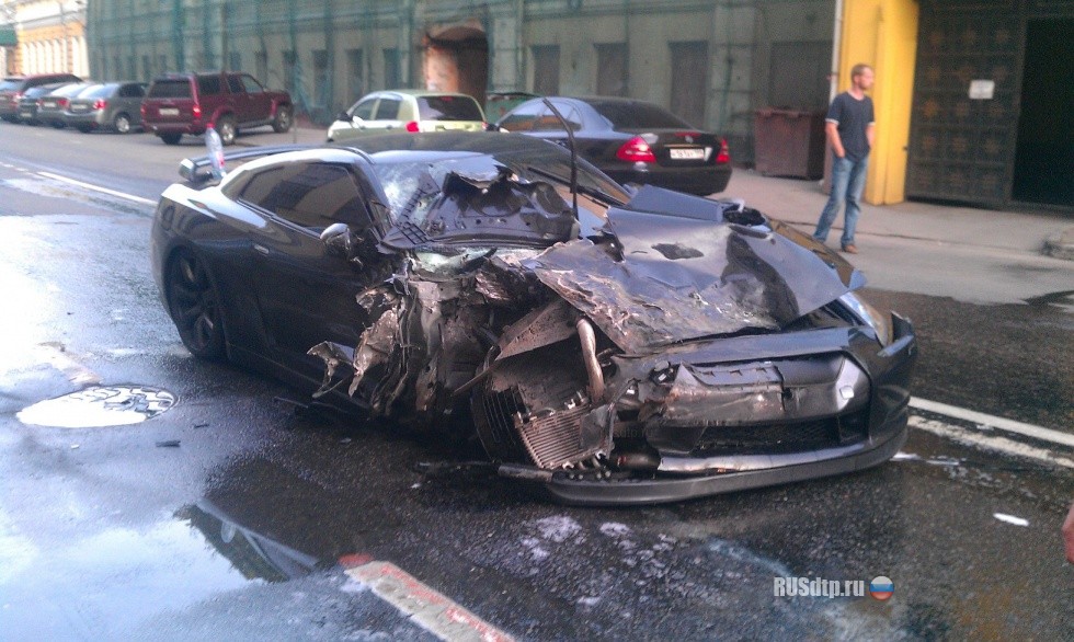 Caught on Video: Nissan GT-R Crashing into Parked Cars in Moscow ...