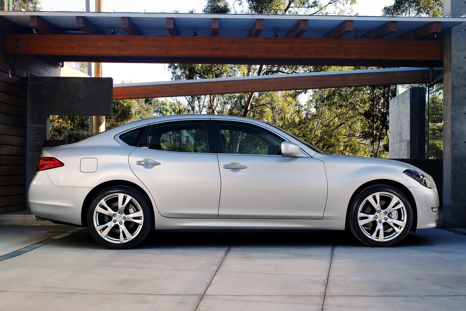 Mitsubishi to Sell Rebadged Infiniti M as its New Flagship Sedan in ...