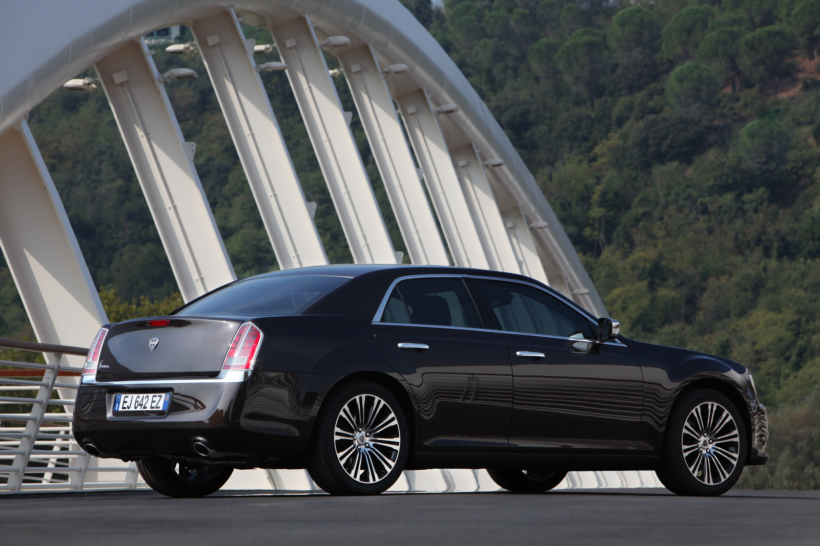 New Lancia Thema Sedan Available in Europe [Gallery with 67 Photos ...