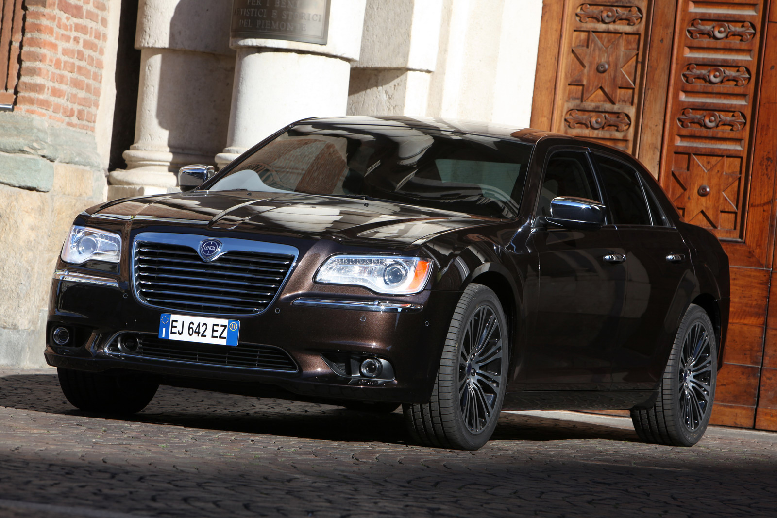 New Lancia Thema Sedan Available in Europe [Gallery with 67 Photos ...
