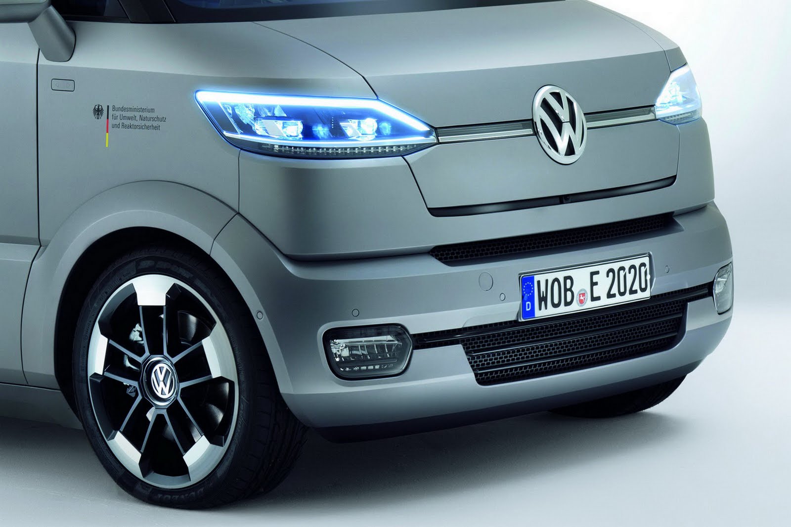 Volkswagen Looks Into the Transporter's Future with New eT! Concept Van ...