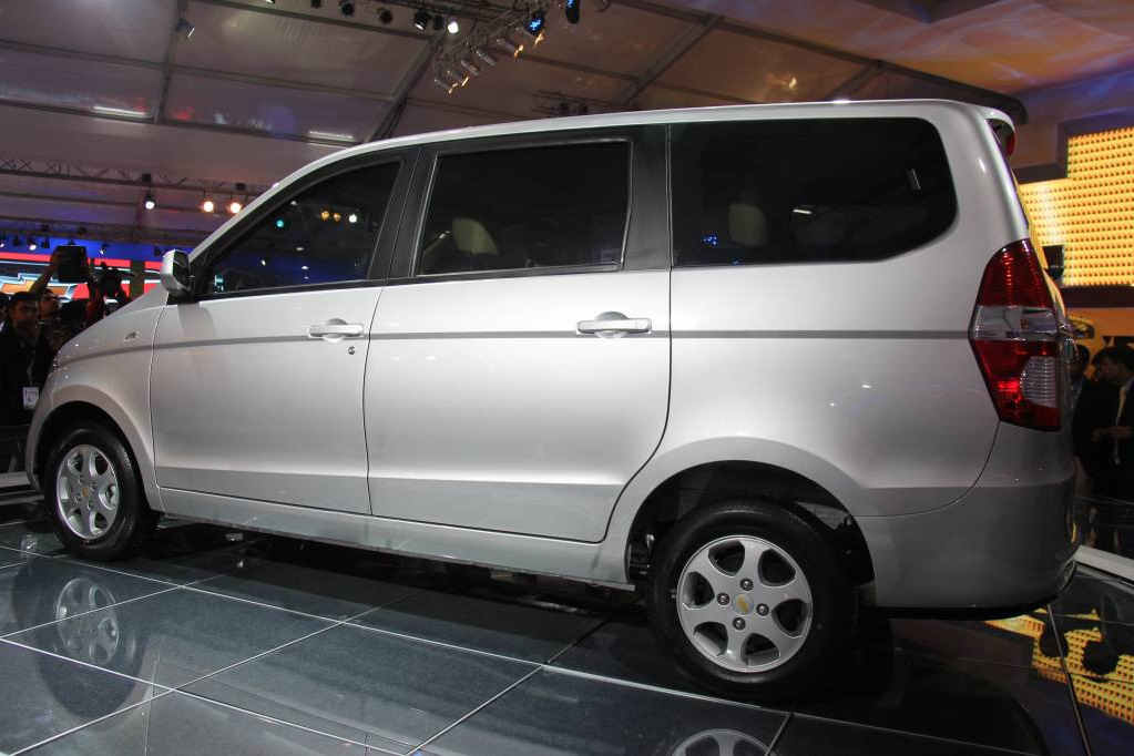 Chevrolet Debuts Sail Hatchback and MPV Concept at New Delhi Auto Expo ...