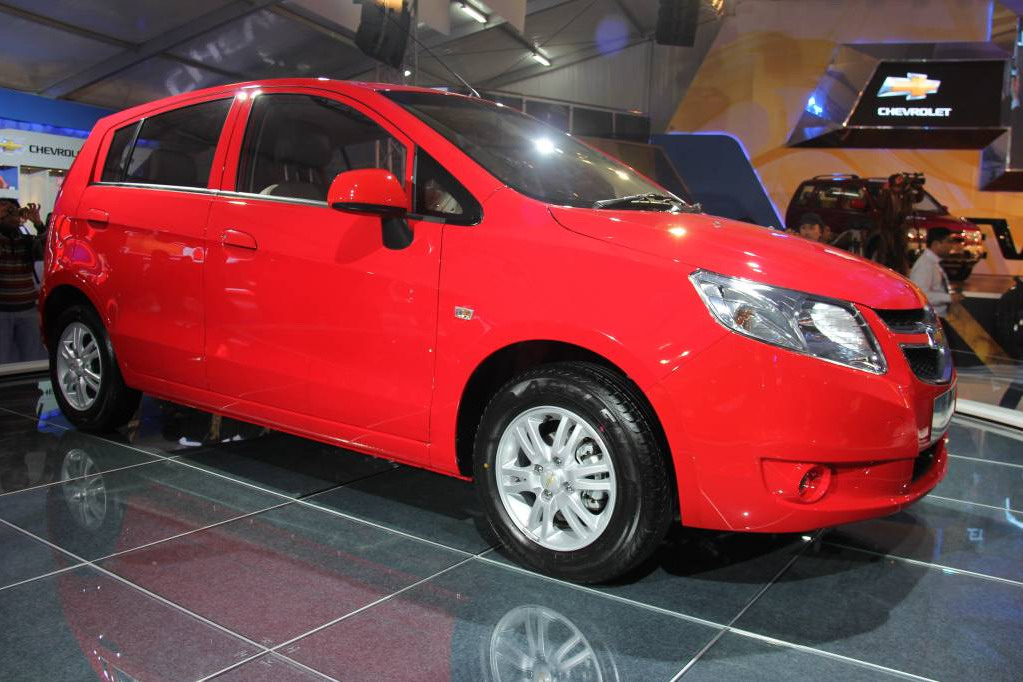 Chevrolet Debuts Sail Hatchback and MPV Concept at New Delhi Auto Expo ...