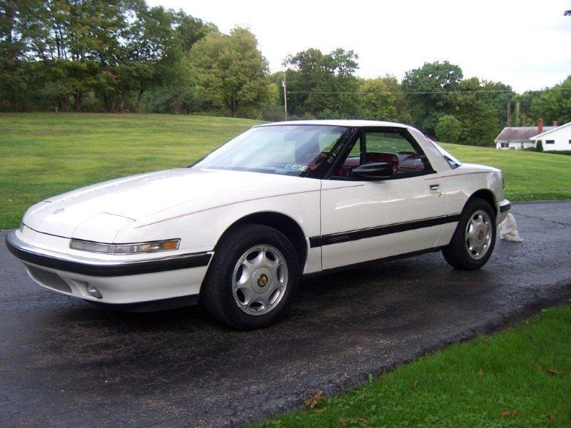 A Rare Buick Reatta Meeting in Los Angeles | Carscoops