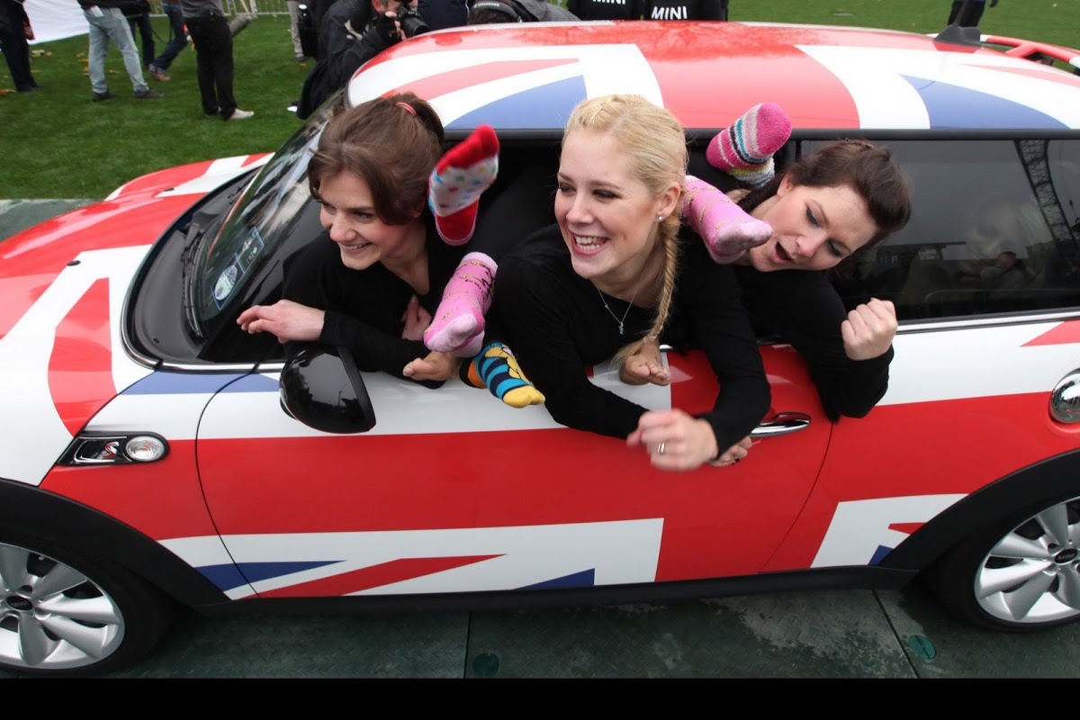 Extremely Flexible Gals Set New World Records for the Most People ...