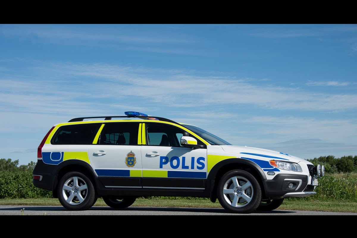 Volvo's Updated 2014 XC70 D5 AWD Police Car Gets a Thumbs Up from ...