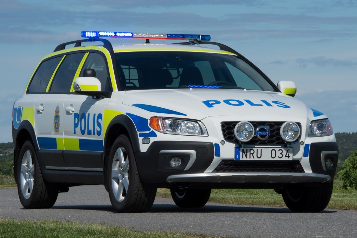 Volvo's Updated 2014 XC70 D5 AWD Police Car Gets a Thumbs Up from ...