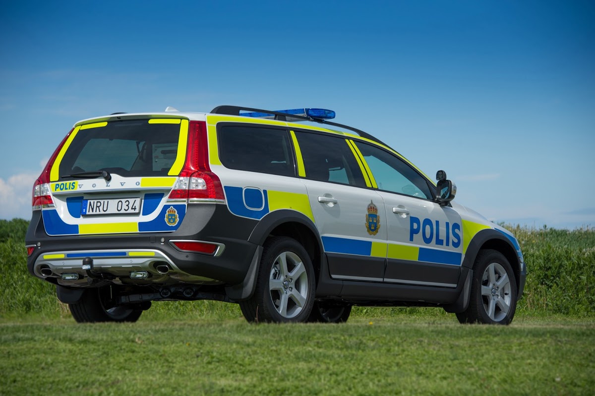 Volvo's Updated 2014 XC70 D5 AWD Police Car Gets a Thumbs Up from ...