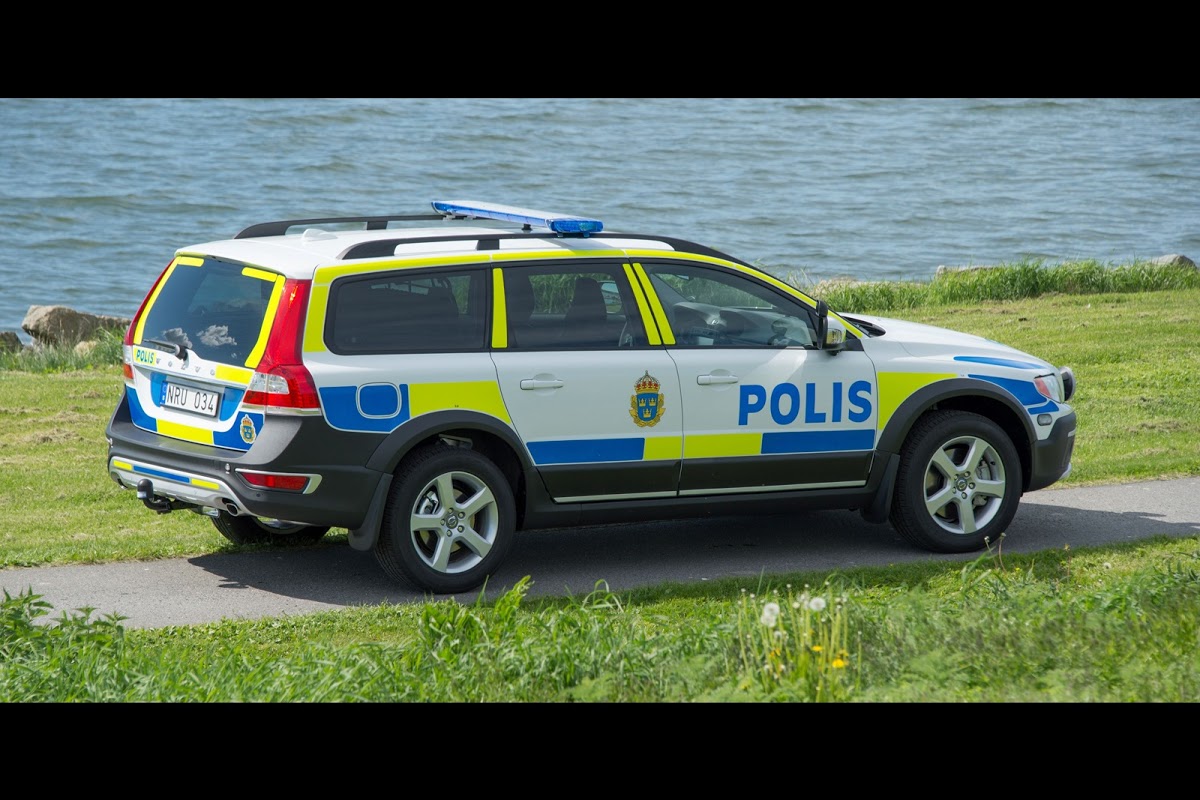 Volvo's Updated 2014 XC70 D5 AWD Police Car Gets a Thumbs Up from ...