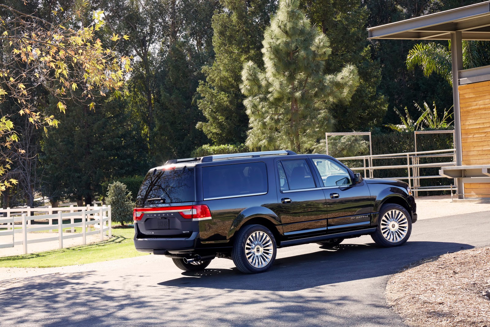 2015 Lincoln Navigator: All You Need to Know About Escalade’s Rival [40 ...
