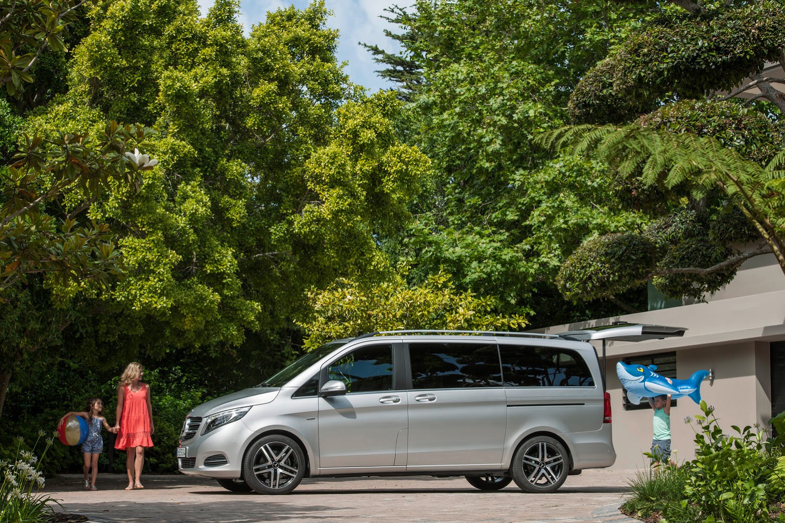 New Mercedes-Benz V-Class Adds Some…Class to Minivan Segment [54 Pics ...