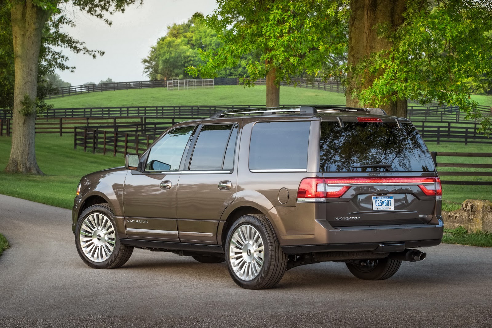Care for New Pics, Videos and MPG Figures of 2015 Lincoln Navigator ...