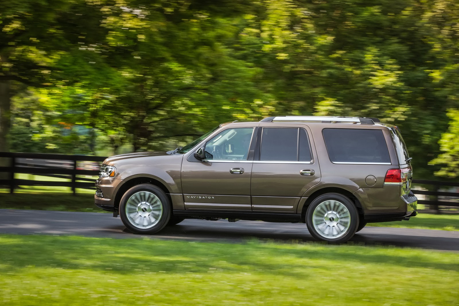 Care for New Pics, Videos and MPG Figures of 2015 Lincoln Navigator ...