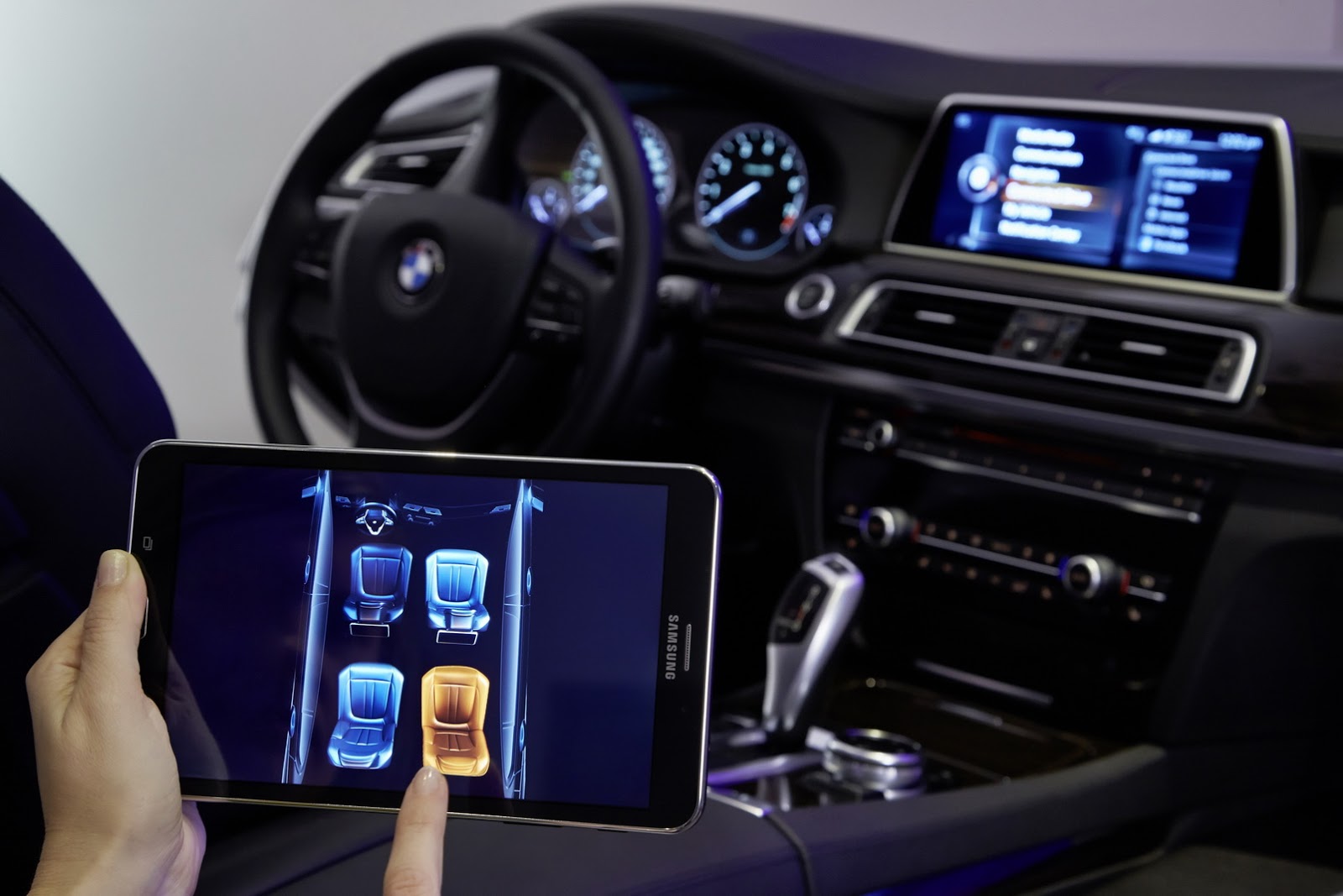 BMW Shows Off Next-Gen iDrive with Gesture Control at CES [w/Video ...