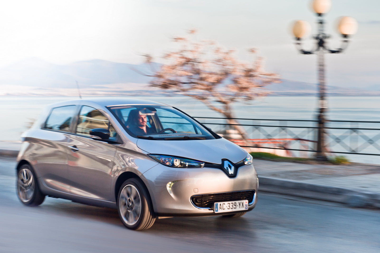 Renault Extends Zoe’s Driving Range to 240 KM Thanks to New Electric ...