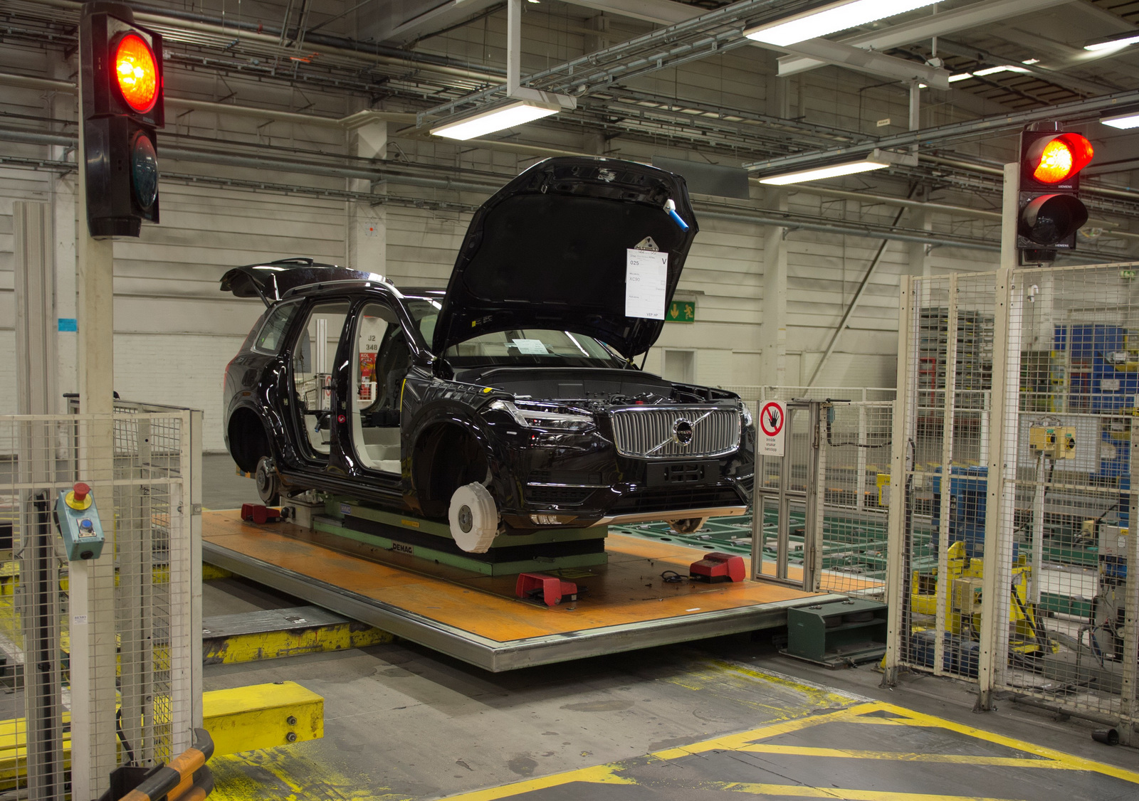 Volvo Adds Third Shift, Hires 1,500 People To Build All-New XC90 At ...
