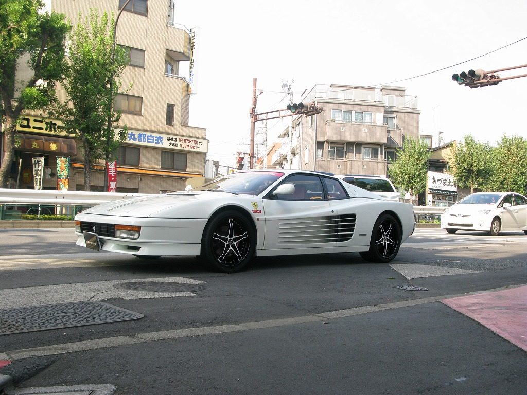 Hit Or Miss? Ferrari Testarossa Wears 19″ Wheels, Dubious Wing | Carscoops