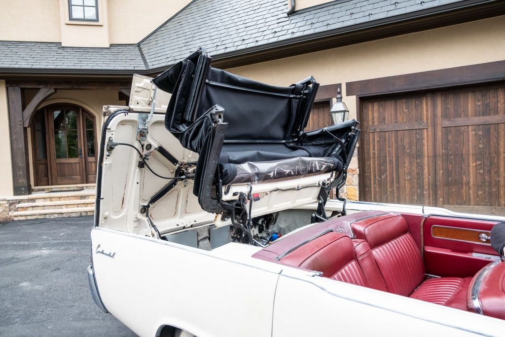 Lincoln Continental Convertible Entourage