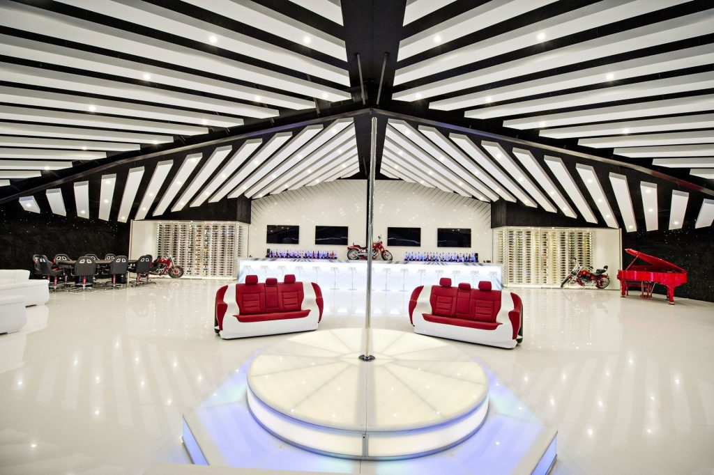 Spruce Up Your Weekend Relaxing Time In A Lamborghini-Like Couch ...