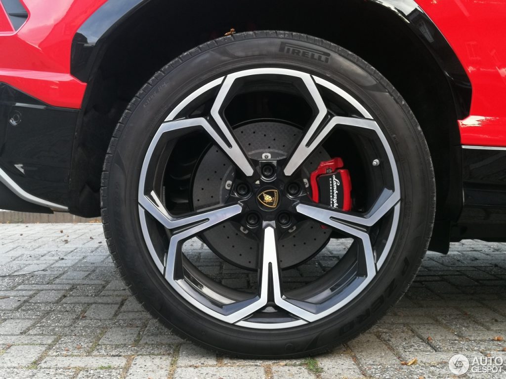 Here’s Proof That The Lamborghini Urus Can Pull Off A Ferrari-Red ...