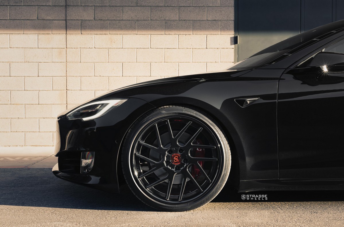 Tesla Model S P100D Charges Toward The Dark Side On 21-Inch Strasse ...