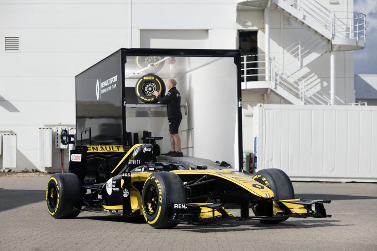 When It’s In A Hurry, Renault Transports Its F1 Cars Using A Mid-Size ...