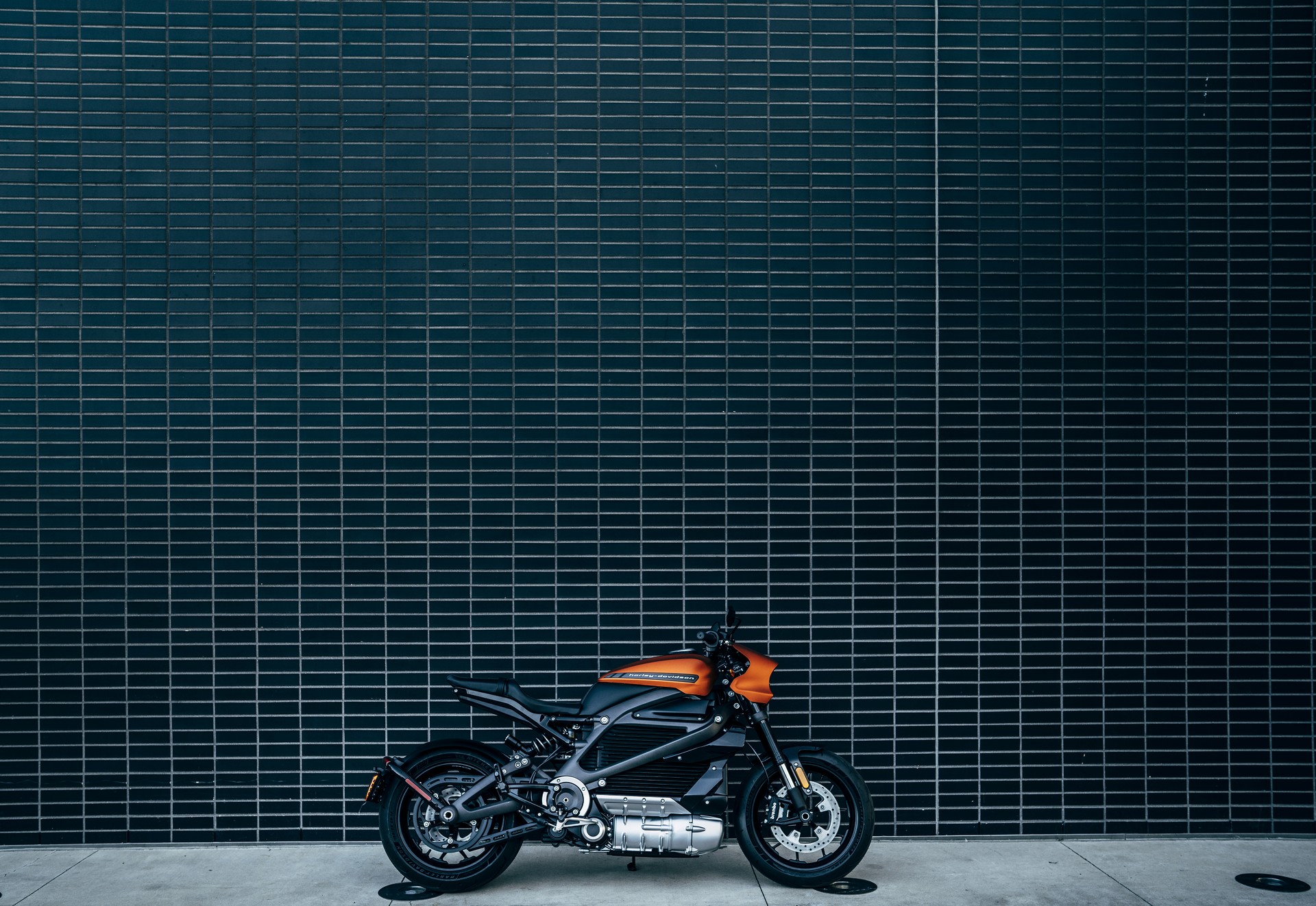 Harley-Davidson’s Electric LiveWire Bike Has 110 Mile Range, Costs ...