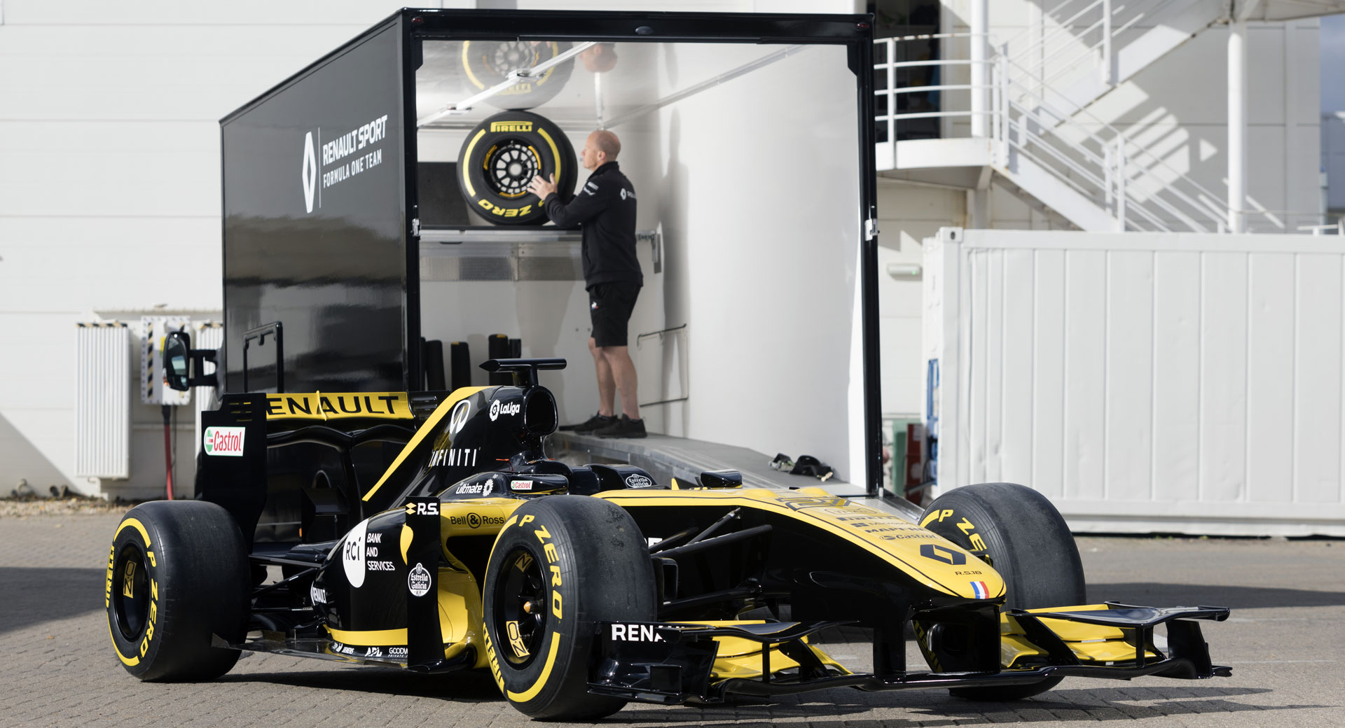 When It’s In A Hurry, Renault Transports Its F1 Cars Using A Mid-Size ...