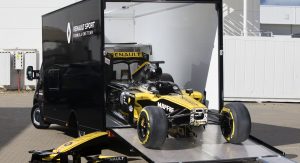 When It's In A Hurry, Renault Transports Its F1 Cars Using A Mid-Size ...