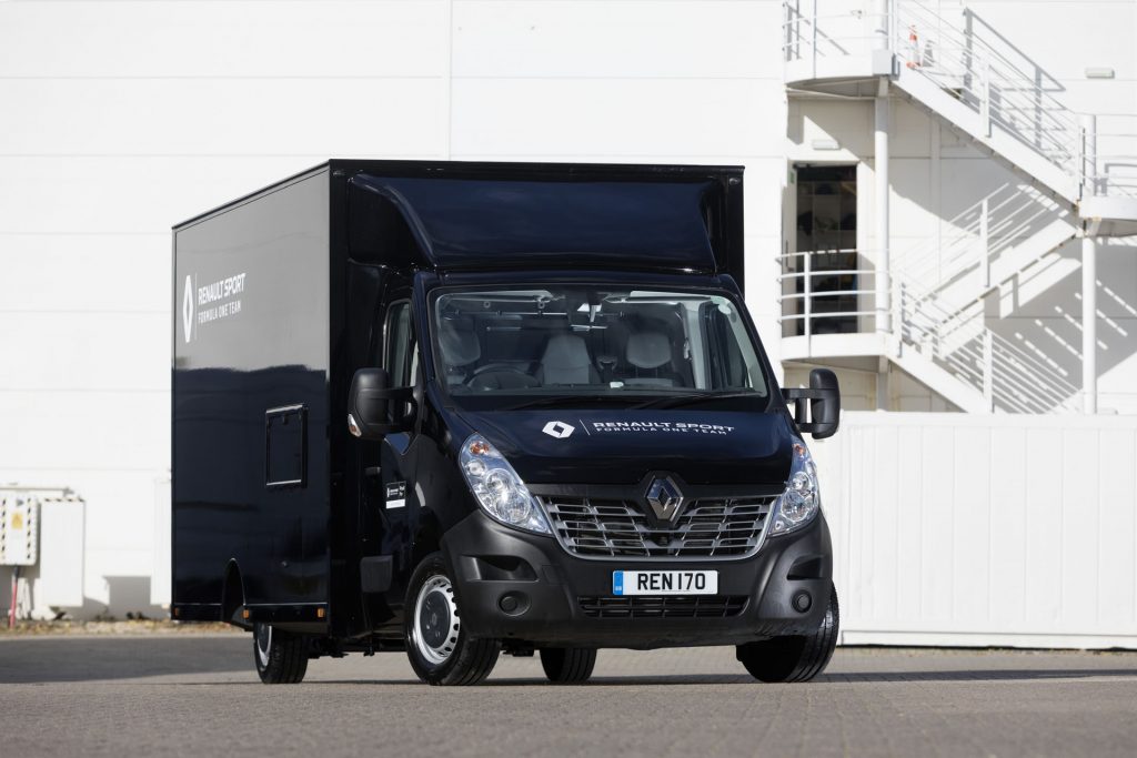 When It’s In A Hurry, Renault Transports Its F1 Cars Using A Mid-Size ...