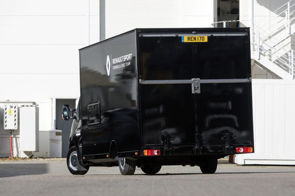 When It’s In A Hurry, Renault Transports Its F1 Cars Using A Mid-Size ...