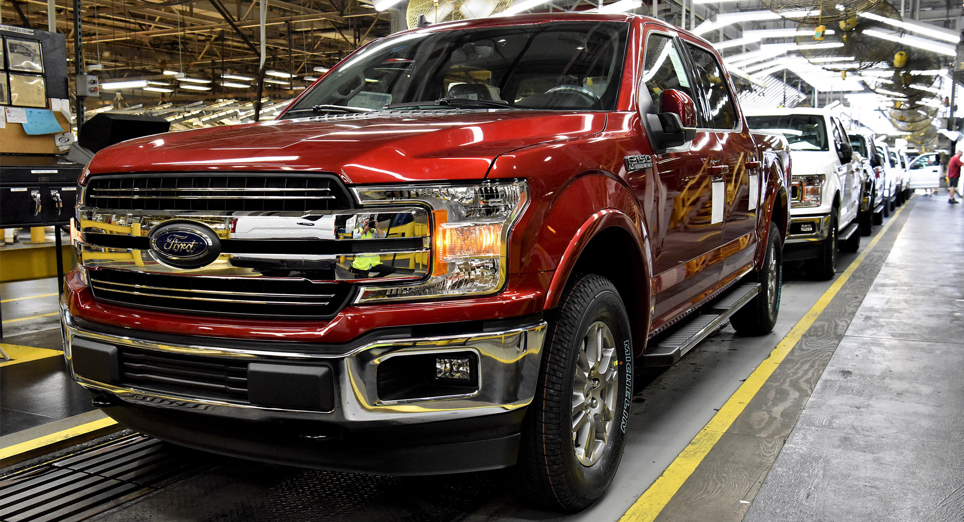 UAW Members Narrowly Approve Ford Contract That Includes Plant Closure ...