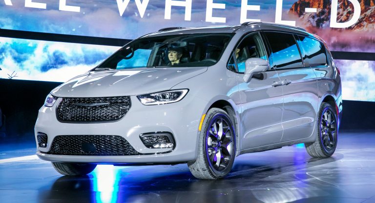 2021 Chrysler Pacifica Debuts With Fresh Looks, AWD, New U-Connect And ...