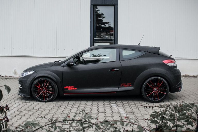 Older Renault Megane RS Coupe Is High On Psychedelic Color Shifting ...