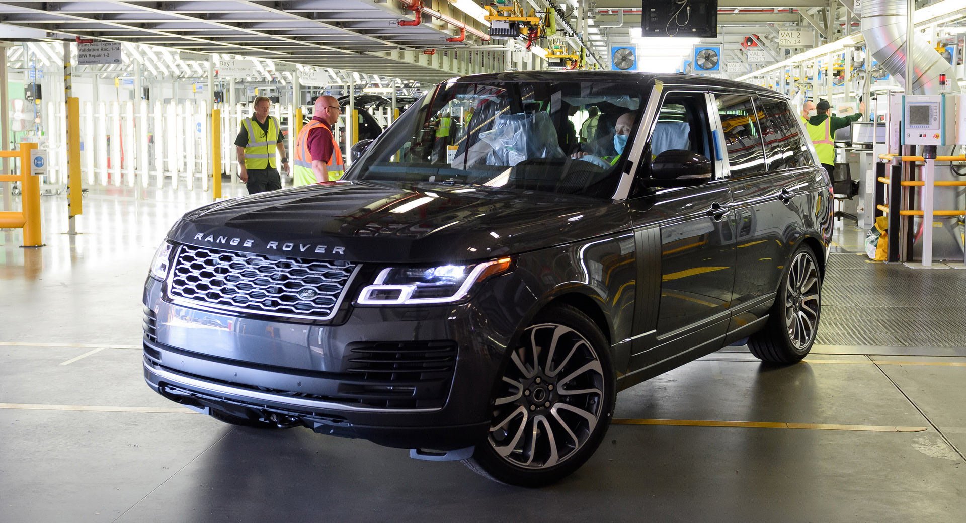 First Range Rover Made Under Social Distancing Guidelines Rolls Off The ...