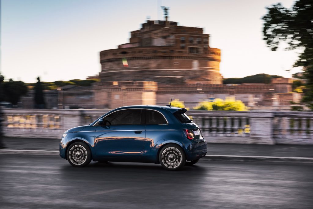 Fiat’s New Electric 500 Hatchback Debuts In Special ‘La Prima’ Edition ...