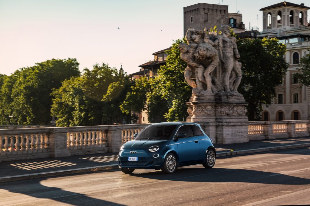 Fiat’s New Electric 500 Hatchback Debuts In Special ‘La Prima’ Edition ...