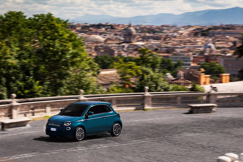 Fiat’s New Electric 500 Hatchback Debuts In Special ‘La Prima’ Edition ...