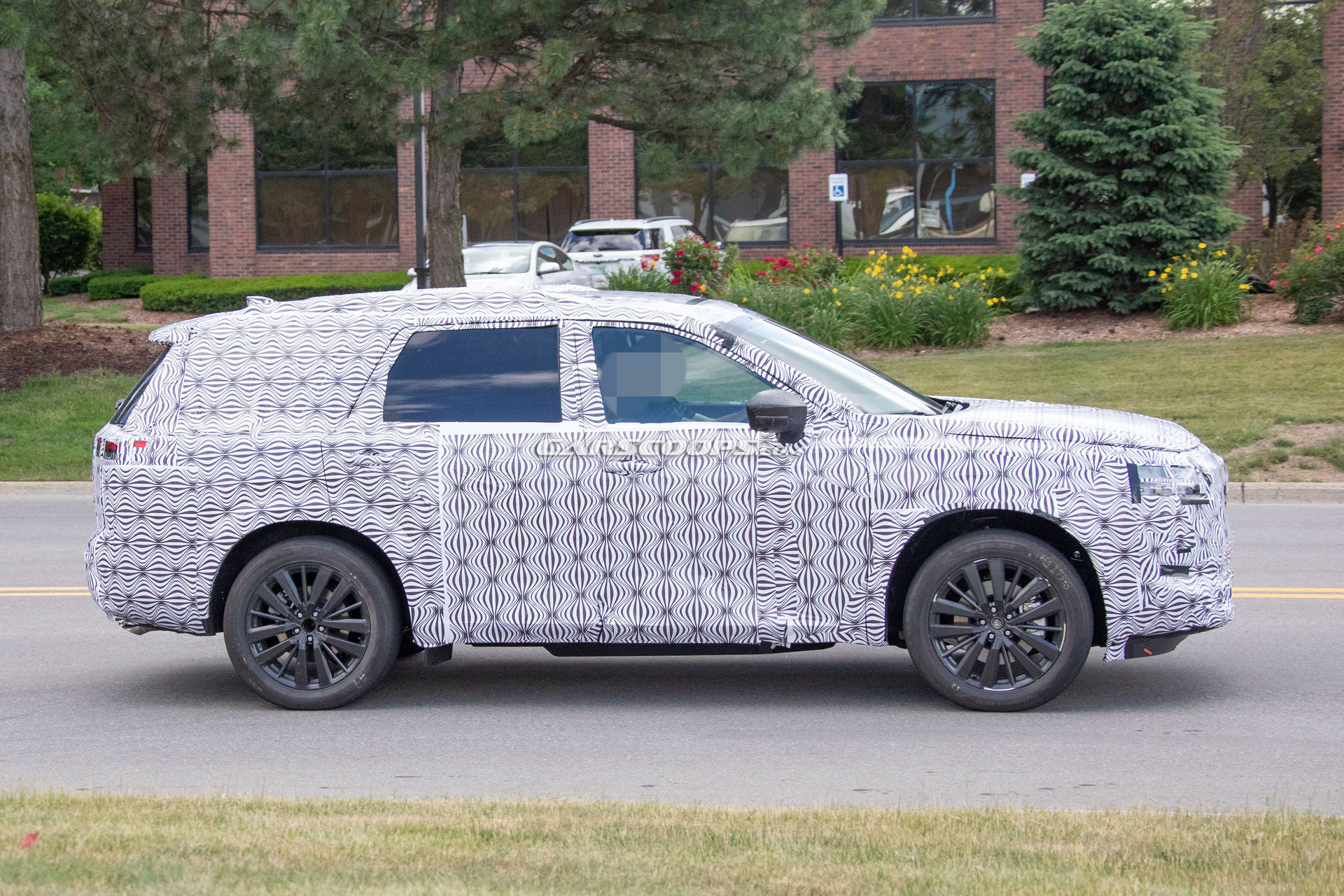 2022 Nissan Pathfinder Shows Big Infotainment Screen In Its Spy Debut ...