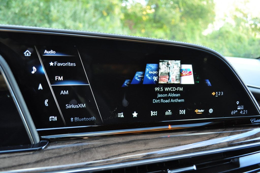 We Take A Hands On Look At The 2021 Cadillac Escalade’s Massive Curved ...