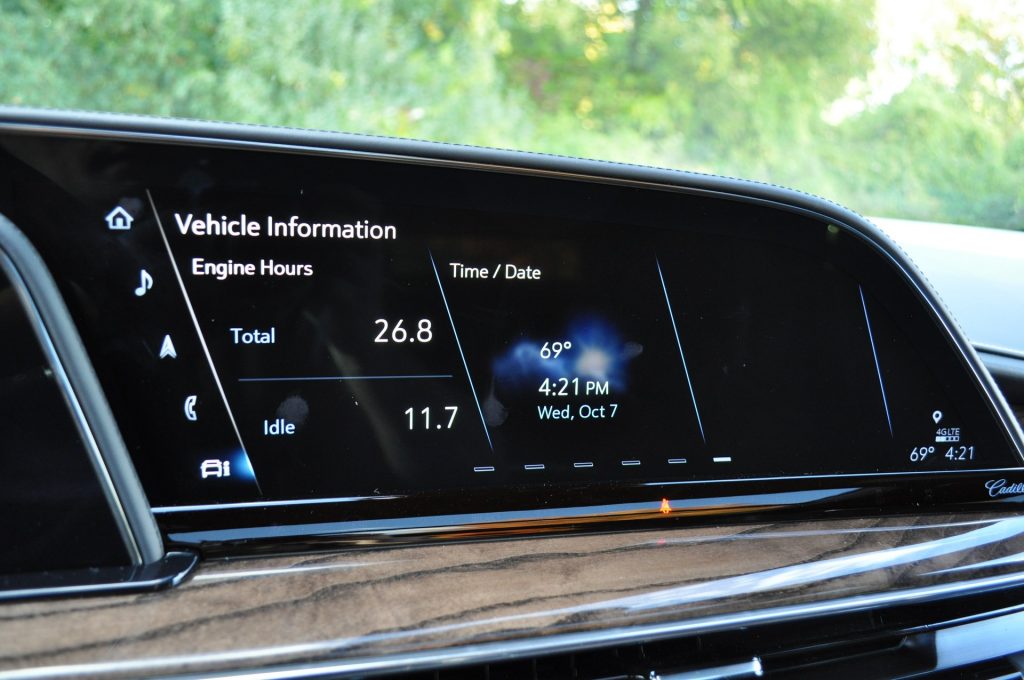 We Take A Hands On Look At The 2021 Cadillac Escalade’s Massive Curved ...