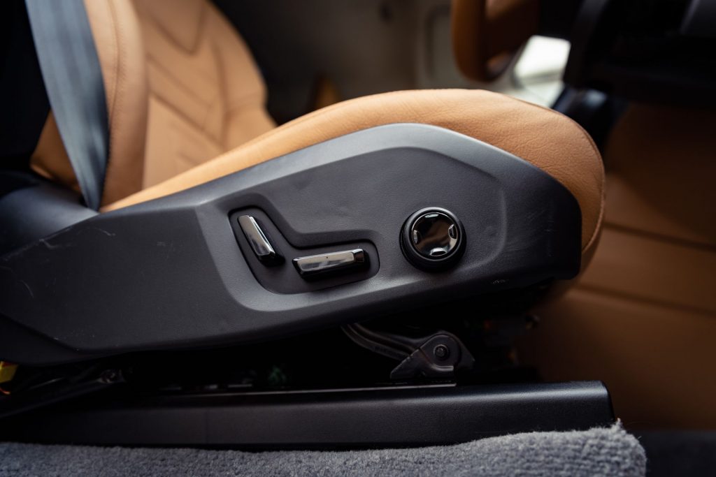 Sutton VIP Class LEVC TX Is The Most Luxurious London Taxi, Costs $155k ...