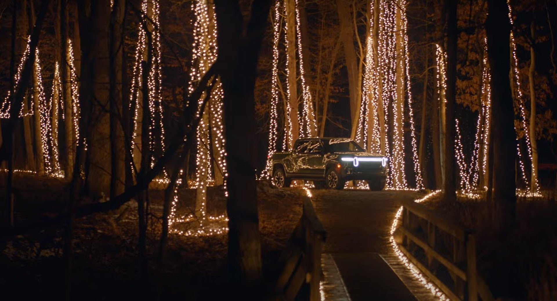 Rivian R1T Single-Handedly Powers 20,000 Christmas Lights | Carscoops