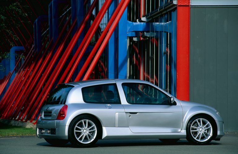 Renault Clio V6: The Mid-Engined, Rear-Wheel Drive Super Hatch Turns 20 ...