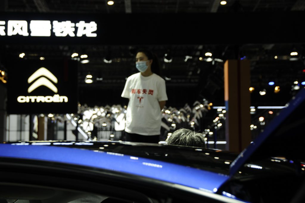 Angry Tesla Owner Jumps On Model 3 At Shanghai Show To Protest Her EV’s ...