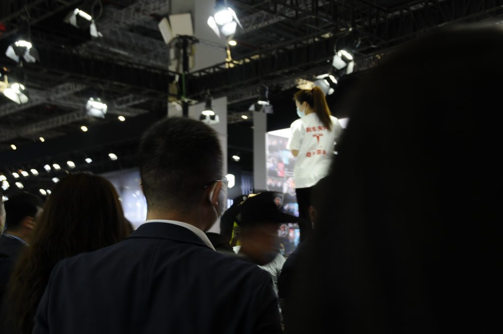 Angry Tesla Owner Jumps On Model 3 At Shanghai Show To Protest Her EV’s ...