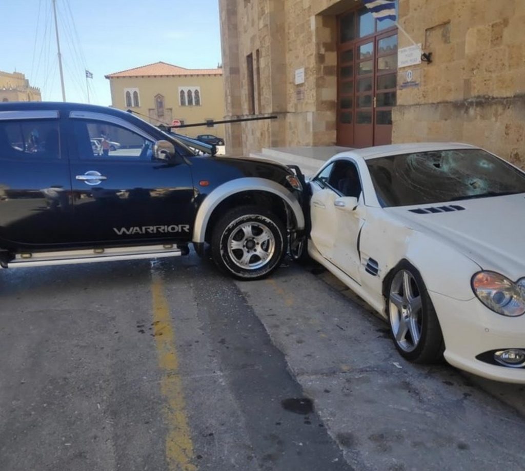 Angry Cop Rams His Pickup Truck Into Police Chief’s Mercedes SL | Carscoops