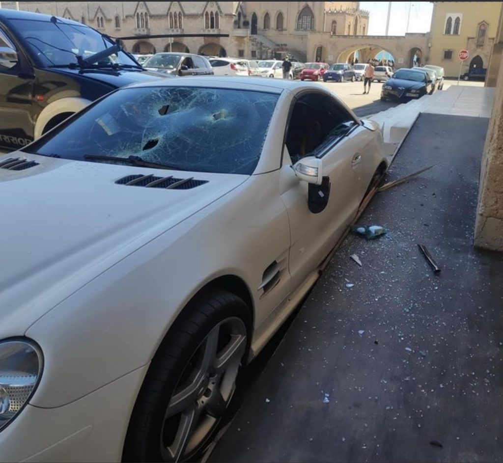 Angry Cop Rams His Pickup Truck Into Police Chief’s Mercedes SL | Carscoops