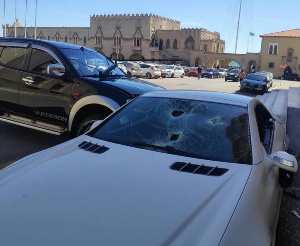 Angry Cop Rams His Pickup Truck Into Police Chief’s Mercedes SL | Carscoops